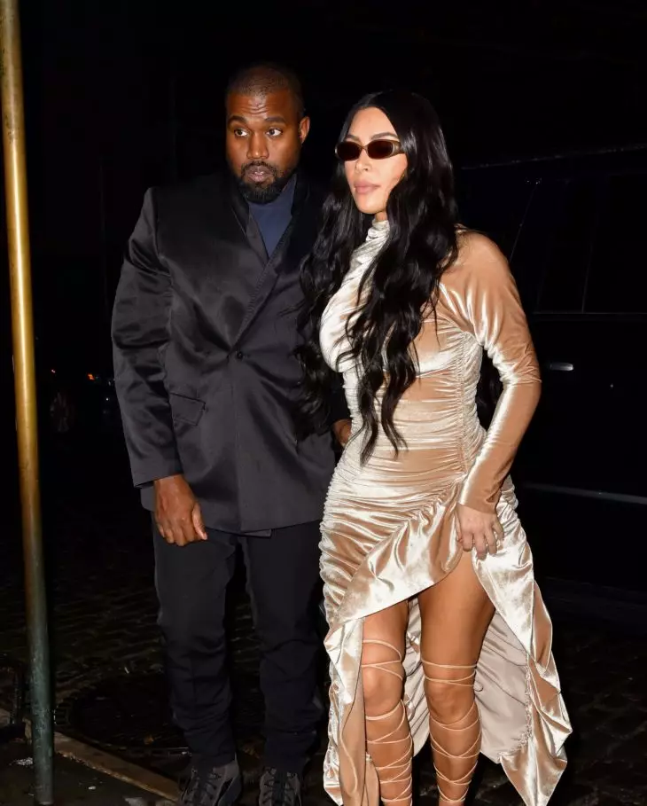 Kim Kardashian هن سون جي لباس ۾ هڪ ران-هائي سلٽ سان خوبصورت آهي 34504_2