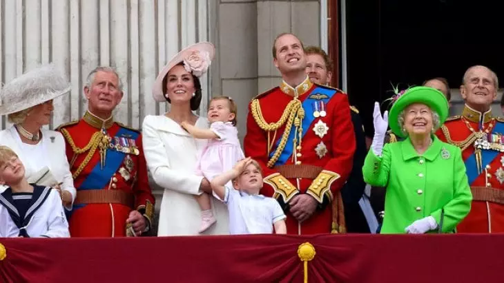 Quel genre d'arrière-grand-mère la reine Elizabeth II va-t-elle être pour Baby Sussex ? 34532_7