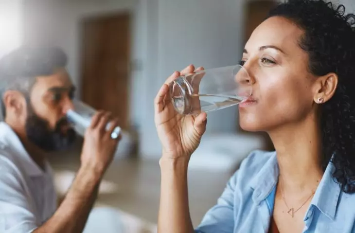 Bêste tips oer hoefolle wetter te drinken op in dei 3509_1