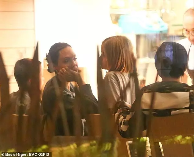 Angelina Jolie knuffelt Vivienne tijdens sushi-diner met Pax en Knox 35343_2