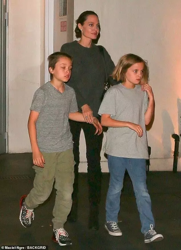 Angelina Jolie กอด Vivienne ระหว่างทานซูชิกับ Pax และ Knox 35343_5