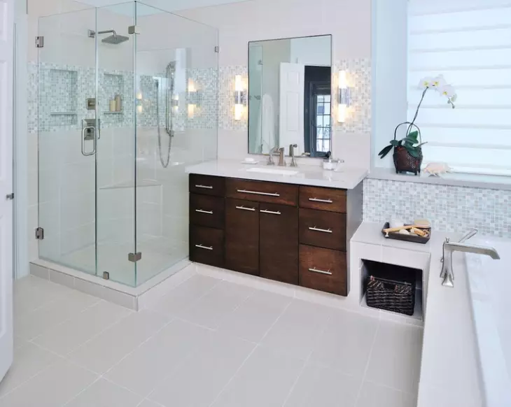 Įkvėpimas namuose: 12 būdų, kaip maksimaliai išnaudoti savo mažytį vonios kambarį 35355_1