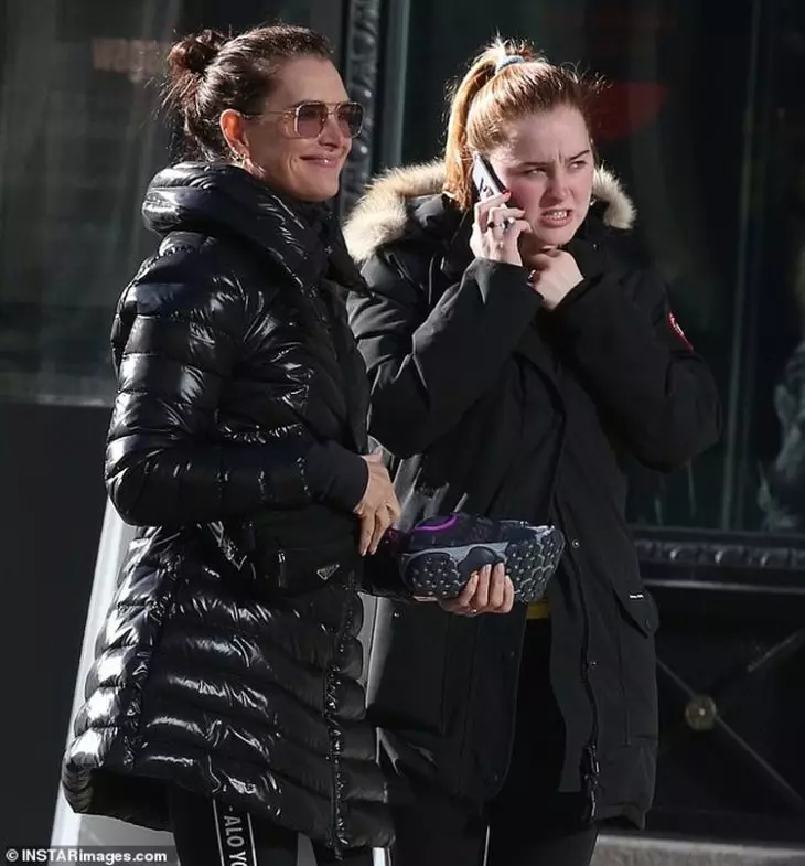 Brooke Shields a fost văzută în New York în timp ce lua un taxi cu fiica ei 35523_2