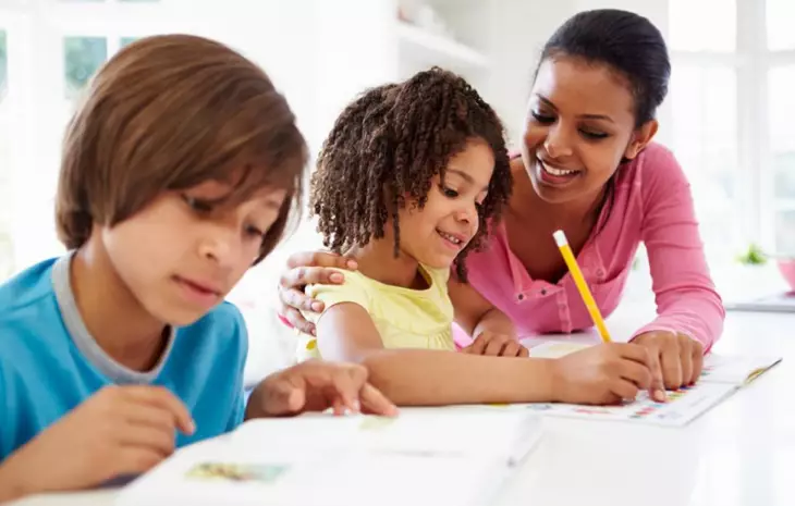 Хүүхэддээ гэрийн даалгавраа хийхэд нь хэрхэн туслах вэ: Мэргэжлийн хүний зөвлөгөө 35528_1