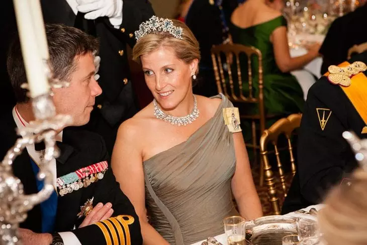 Ieu nalika Kate Middleton sareng awéwé séjén tina kulawarga karajaan nginjeum perhiasan ti Ratu Elizabeth II 36008_4