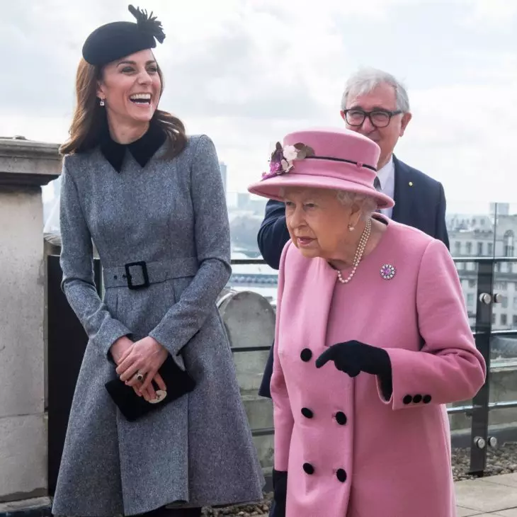 Comment la reine Elizabeth soutient Kate Middleton 36202_1