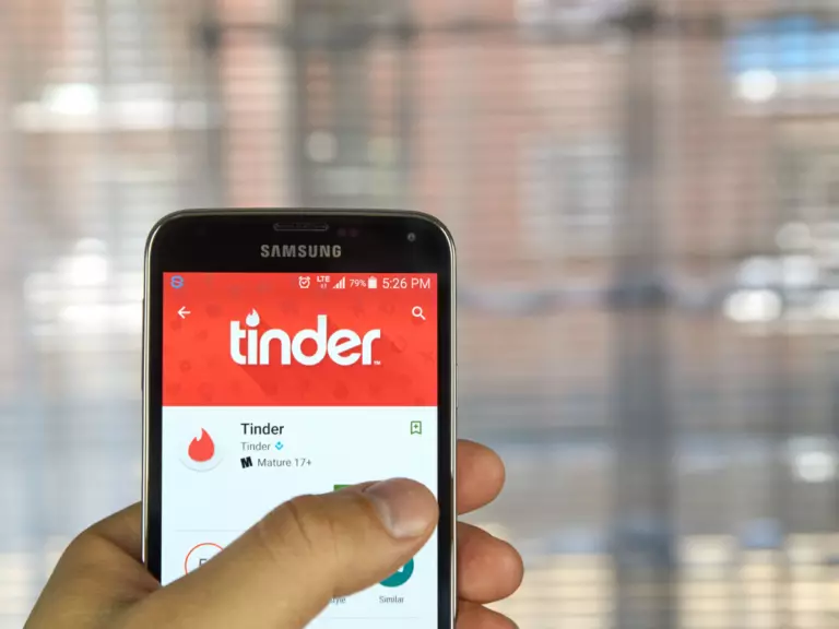 5 युक्तियाँ जो Tinder डेटिंग पर आपकी जान बचा सकती हैं