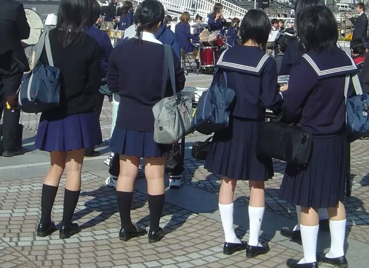 Kio Grandigas Japanan Studentan Uniformon? 3654_4
