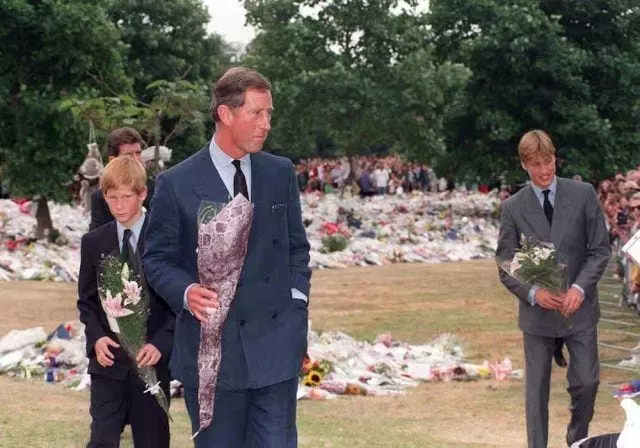 Tutto ciò che devi sapere sulla morte della principessa Diana: dal suo patrimonio netto e dalla sua volontà, al motivo per cui la sua famiglia l'ha segretamente cambiata 36569_3