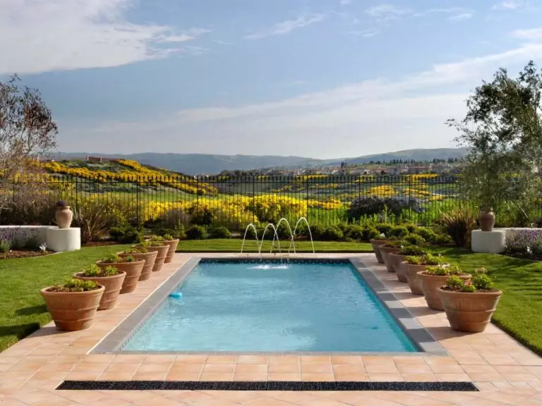 6 причини зошто базенот во вашиот двор е одлична идеја
