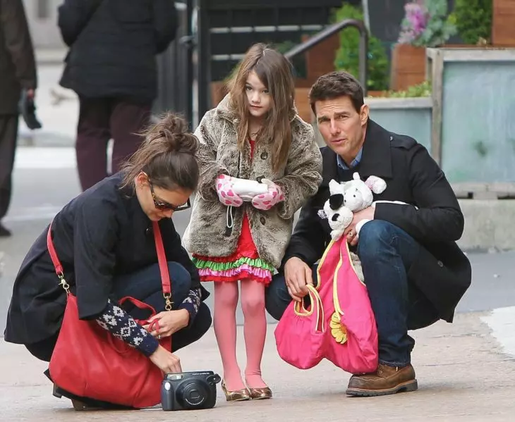 Puas yog Katie Holmes tus ntxhais Suri khiav tawm hauv tsev mus saib Tom Cruise? 39075_2