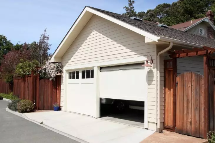 4 protingi patarimai, kaip pasirinkti profesionalią garažo vartų remonto įmonę 39142_4