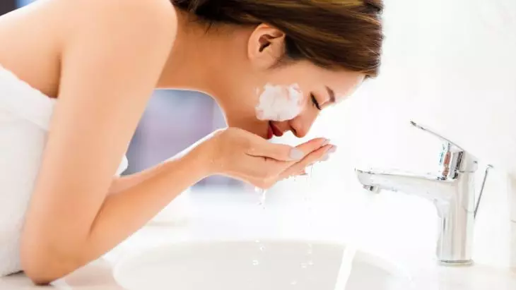 Dvostruko čišćenje: popularna K-Beauty metoda za uklanjanje nečistoća s lica 4046_1