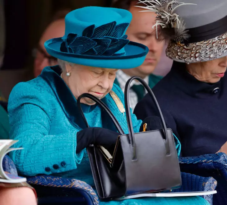 Què hi ha a la bossa de la reina Isabel II? 40504_6