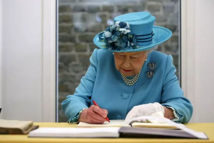 Qu'y a-t-il dans la bourse de la reine Elizabeth II ? 40504_7