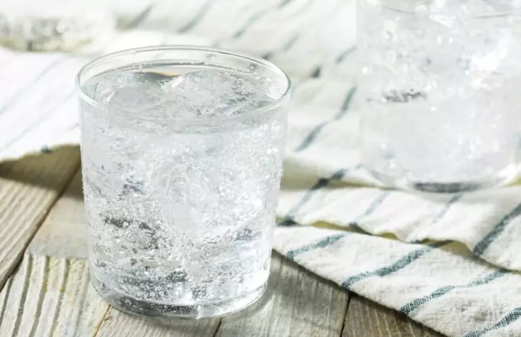 8 beneficios para a saúde de beber auga seltzer 4097_1