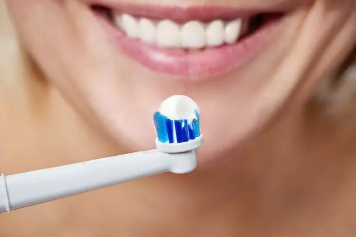 Najważniejsze korzyści z używania elektrycznej szczoteczki do zębów 4102_1