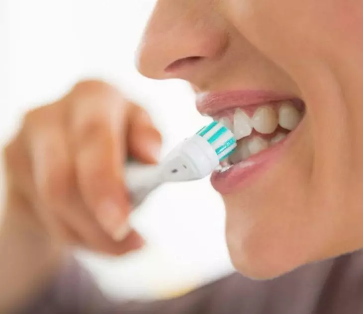 De største fordelene ved å bruke en elektrisk tannbørste 4102_2