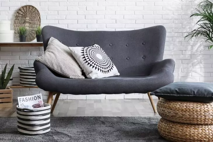 6 Helah Bijak tentang Cara Menggayakan Set Sofa Anda 427_1
