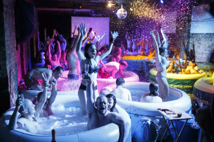 Te-ho any izahay: Sinema Hot Tub any Londres 42898_2