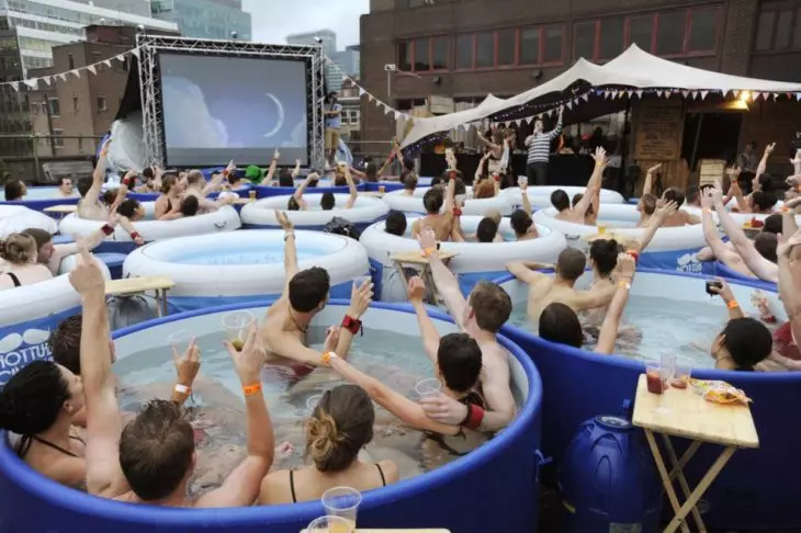 Te-ho any izahay: Sinema Hot Tub any Londres 42898_3