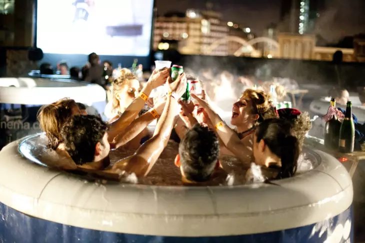 Te-ho any izahay: Sinema Hot Tub any Londres 42898_5