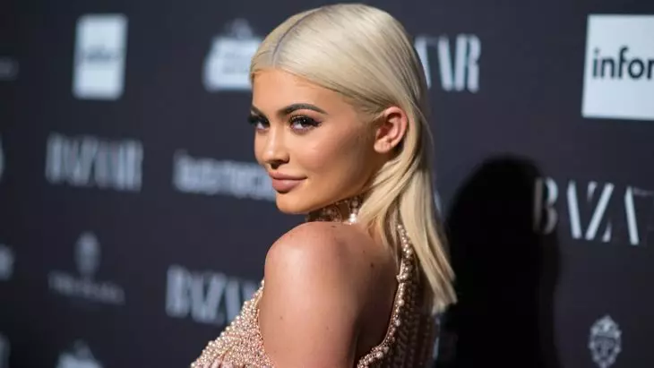 Kim Kardashian သည် Kylie Jenner ကဲ့သို့ အသက်မွေးဝမ်းကြောင်းပြုလိုပါသလား။ 43721_2