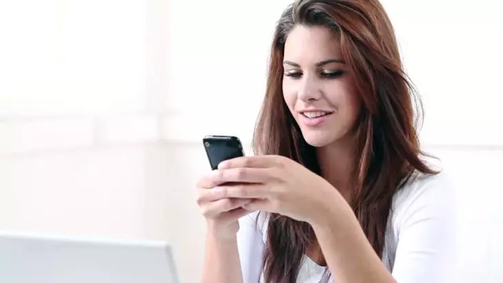 70% das mulheres desistiriam do sexo em vez do celular 43825_1