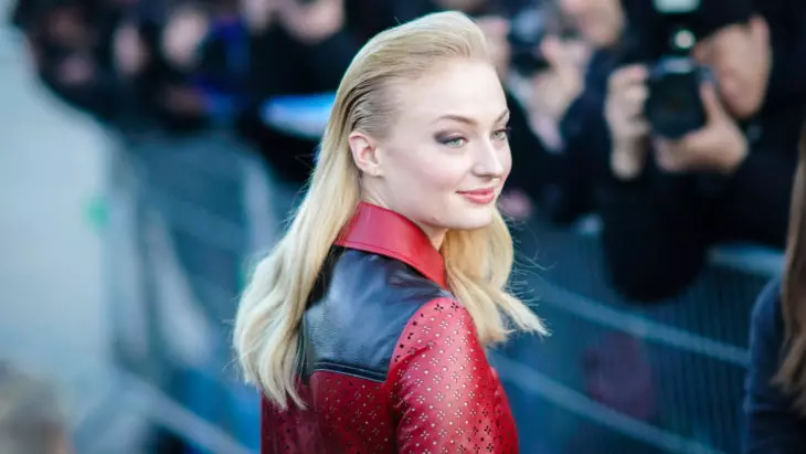 Nyenyezi Yochokera ku 'GOT' Sophie Turner Anaganiza Zambiri Zokhudza Kudzipha 44630_3