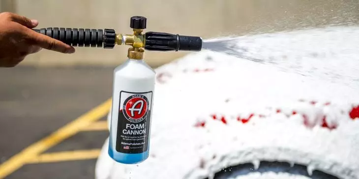 Ngabersihkeun Mobil anjeun nganggo Foam Cannon: Hype sareng Kaleresan 45693_1