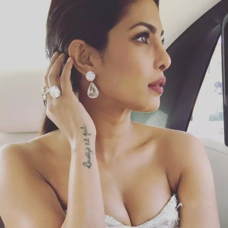 Menene Ma'anar Tattoo na Priyanka Chopra? 4592_1