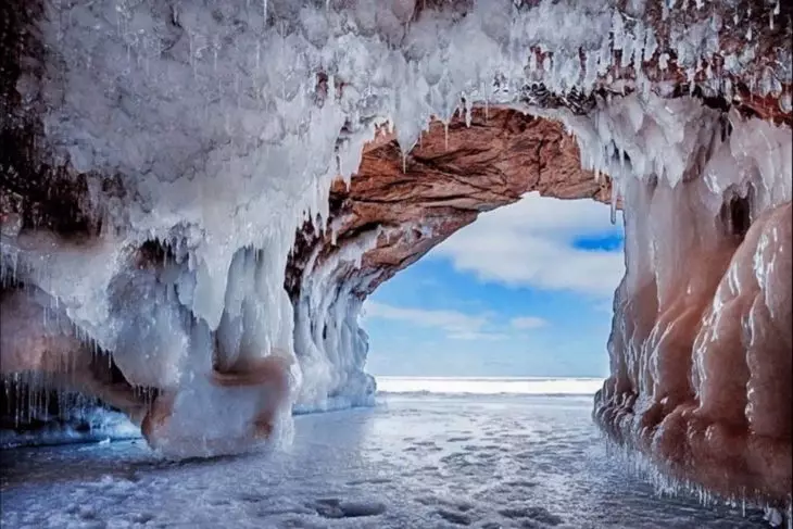 I Want To Go To There: Lake Superior's Otherworldy Ice Caves 46222_1