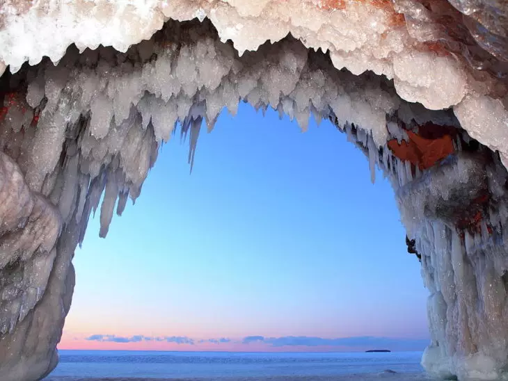 I Want To Go To There: Lake Superior's Otherworldy Ice Caves 46222_2