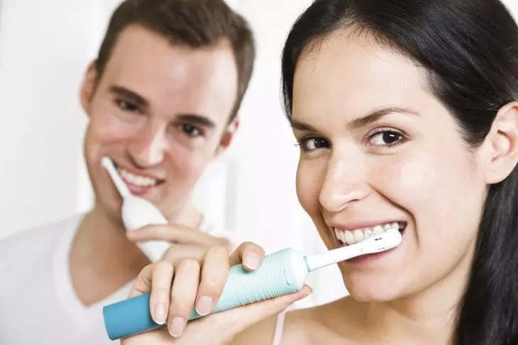 Ատամների սպիտակեցման 5 մեթոդ, որոնք դուք պետք է իմանաք 4701_4