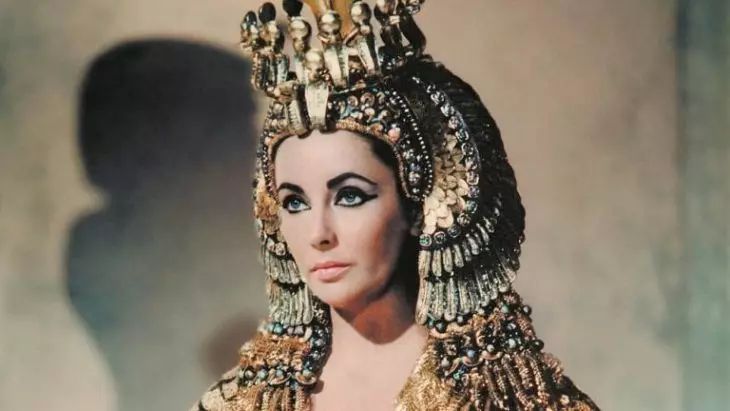 Lady Gaga agus Angelina Jolie san Iomaíocht do Ról Cleopatra 47230_1