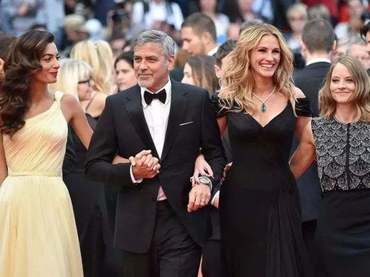 Cov lus xaiv tau hais tias Julia Roberts tso nws tus txiv rau George Clooney 47447_1