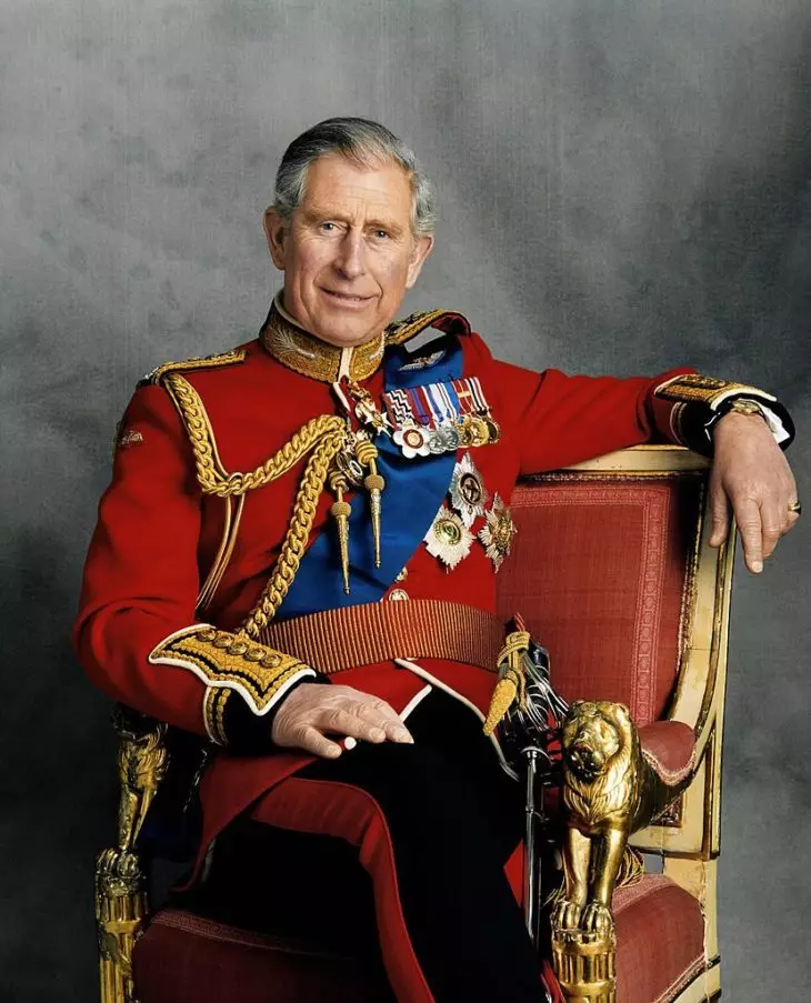 Ma Prince Charles du zilamên ku alîkariya wî dikin cil û bergên xwe li xwe bikin û mirovên ku pêlavên xwe hesin dikin hene? 49642_2