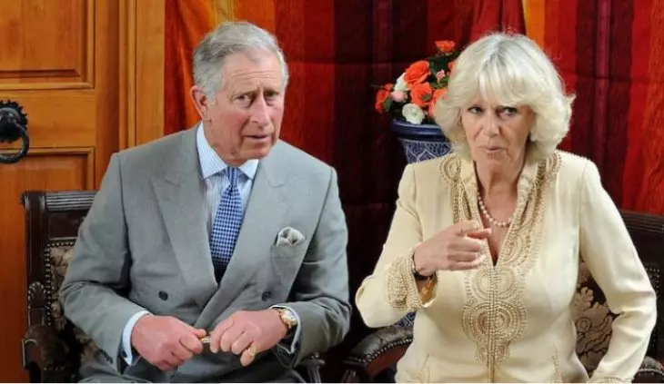 Ma Prince Charles du zilamên ku alîkariya wî dikin cil û bergên xwe li xwe bikin û mirovên ku pêlavên xwe hesin dikin hene? 49642_3