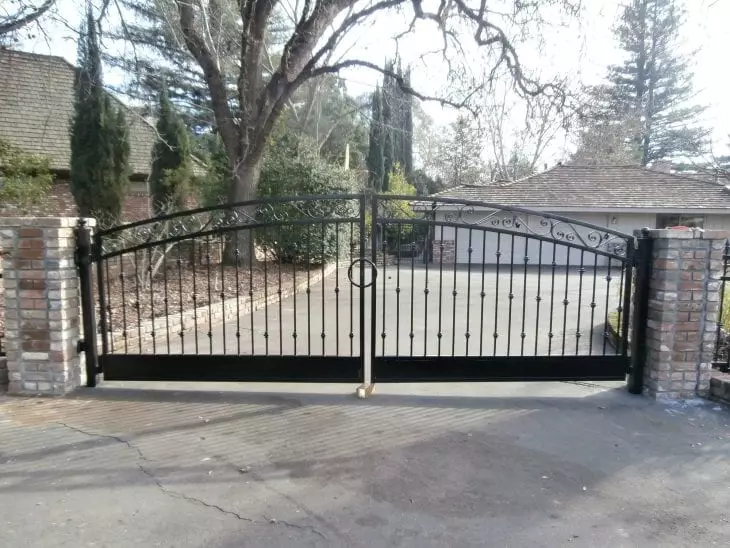 Kutheni kufuneka ufake i-driveway gates? 50779_2