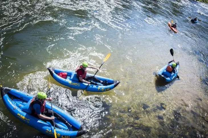 Ang Kinahanglan Nimong Buhaton Sa Dili pa Mopalit ug Inflatable Kayak 51358_2