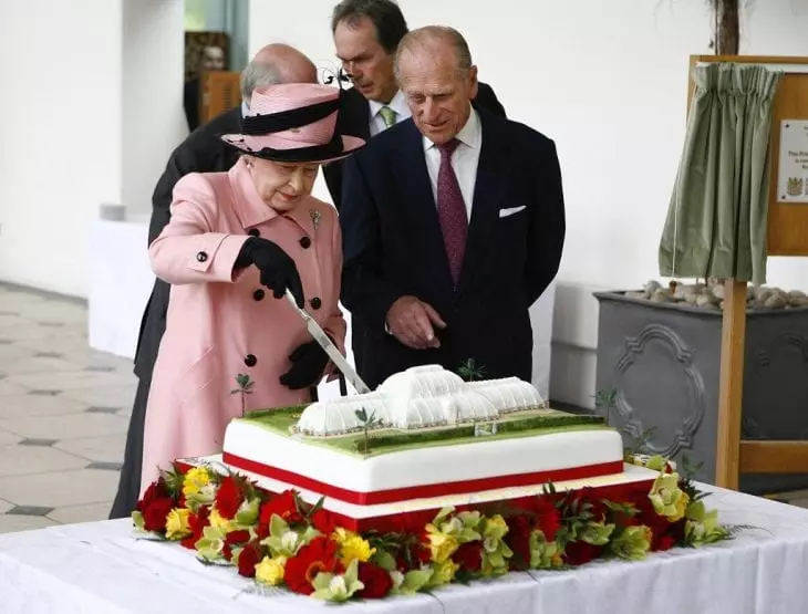 Hur spenderar och investerar drottning Elizabeth II sin förmögenhet på 472 miljoner dollar? 52531_9