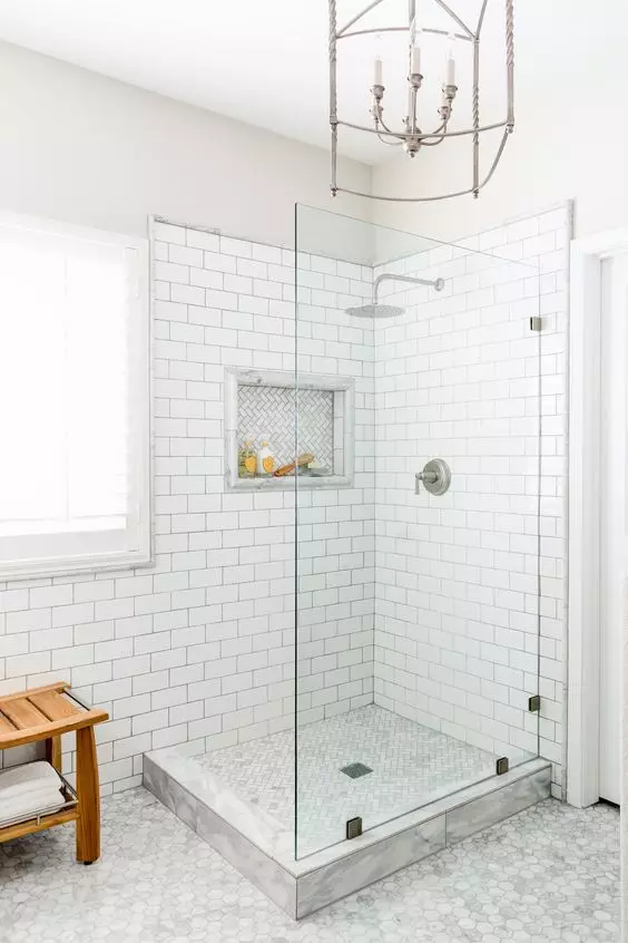 Які можуть бути плюси та мінуси стаціонарних скляних душових дверей у разі майбутнього ремонту ванної кімнати? 53834_1