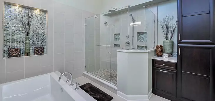 Які можуть бути плюси та мінуси стаціонарних скляних душових дверей у разі майбутнього ремонту ванної кімнати? 53834_2
