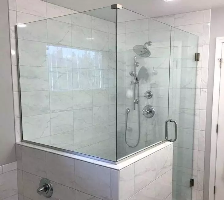 Які можуть бути плюси та мінуси стаціонарних скляних душових дверей у разі майбутнього ремонту ванної кімнати? 53834_3