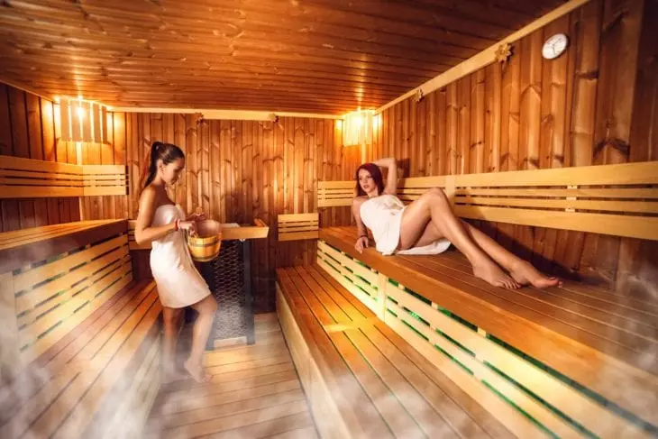 Sauna - sûnensfoardielen, risiko's en manieren om it te brûken 54805_2