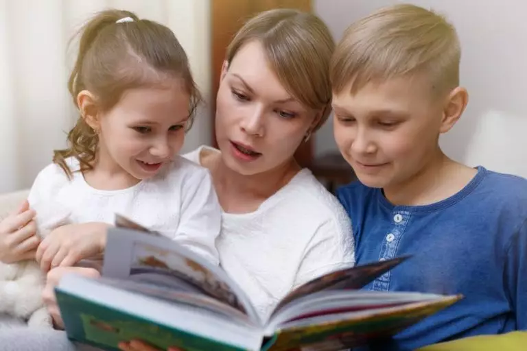 چگونه فرزند خود را به خواندن بیشتر تشویق کنیم