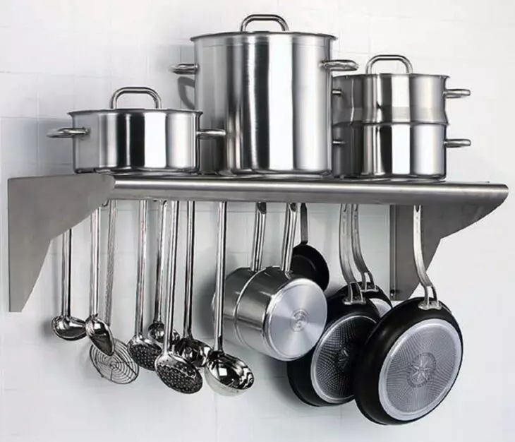 Sfaturi inteligente despre utilizarea spațiului vertical în bucătărie: Rafturi din oțel inoxidabil montate pe perete 5850_1