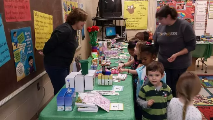 ¿Qué es una tienda navideña en la escuela? 59465_2