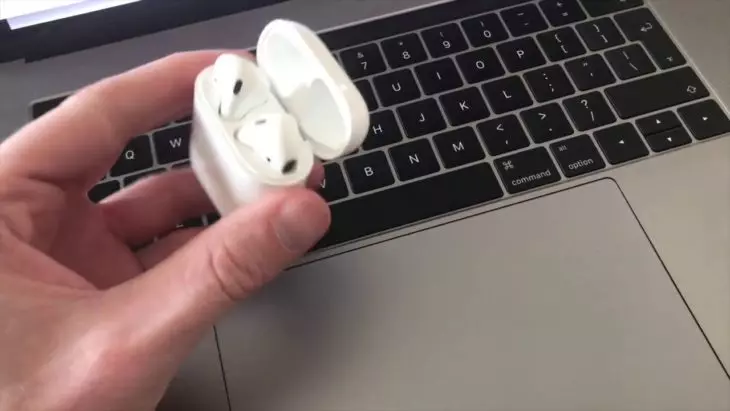 Ungawaxhuma kanjani ama-Airpod ku-MacBook 6030_1