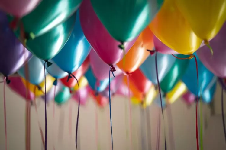 Top 8 maniere om iemand se verjaardag te vier - 2022 Gids